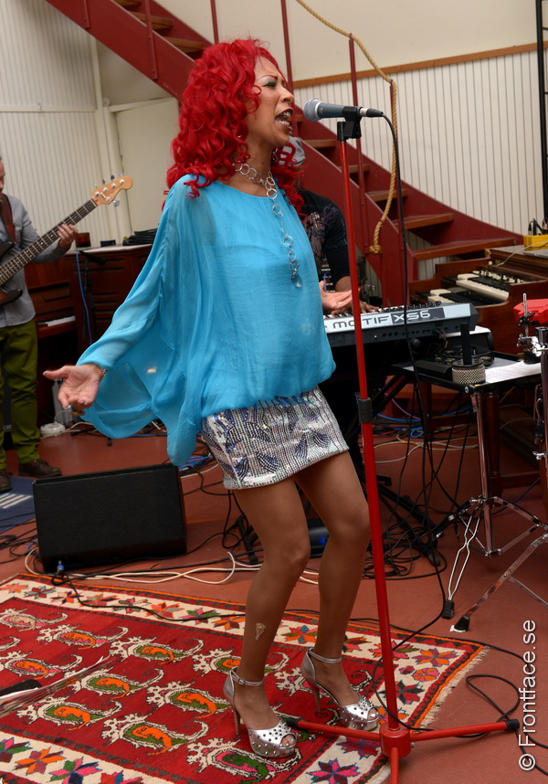 En Chic tjej med röst-rätt: Sylver Logan Sharp | Frontface